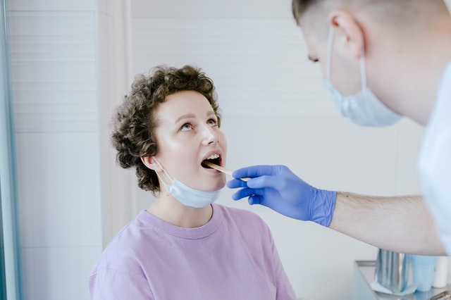 Żółty język - jak leczyć? Poznaj sposoby kuracji. - Top Dental